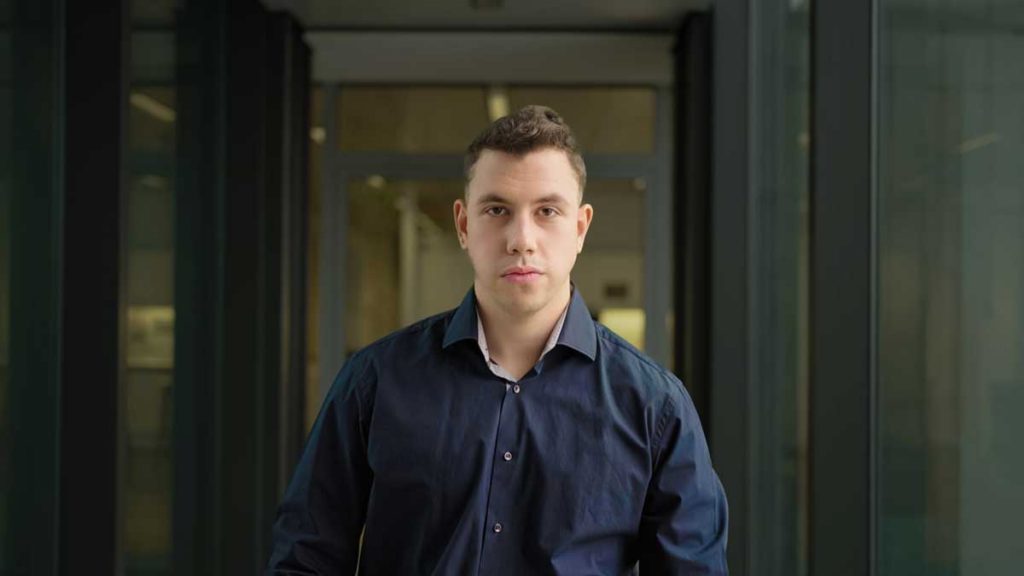 Michael Laster in der Kritik – alles nur eine Fassade?